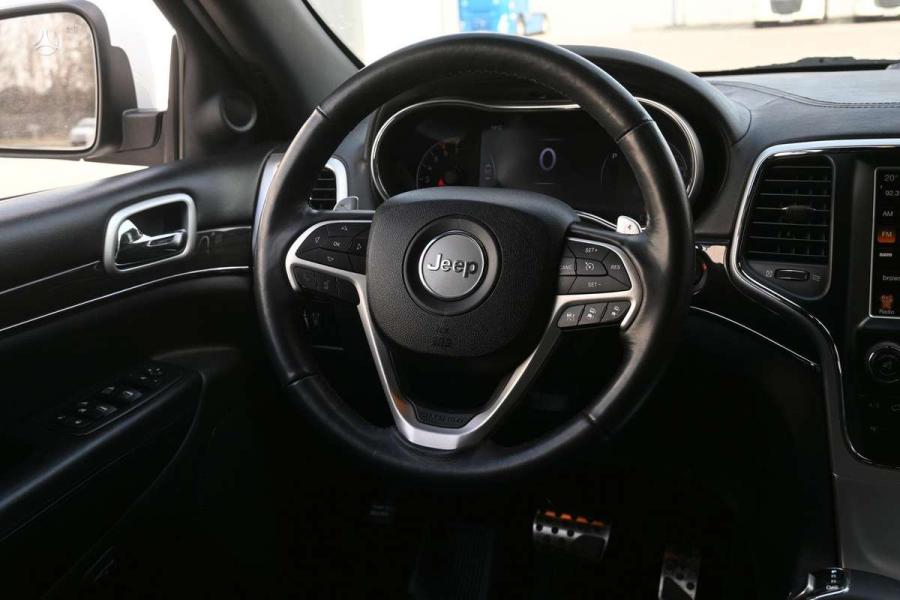 White Jeep Grand Cherokee 2015 in Kretinga, with an engine capacity of 5.65 L and mileage of 164 thousand km for 14499 €, photo 29 on AUTOMOTO.COM.LV