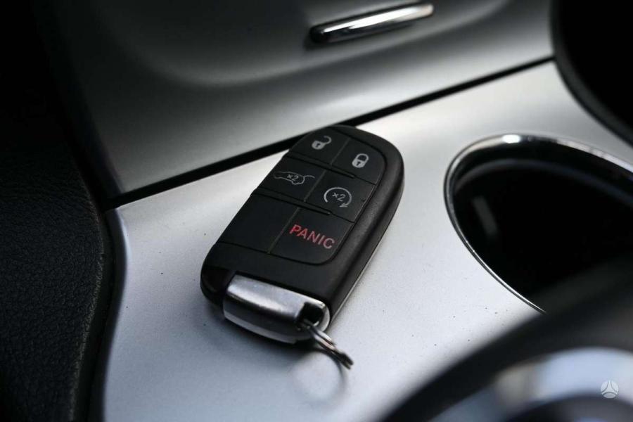 White Jeep Grand Cherokee 2015 in Kretinga, with an engine capacity of 5.65 L and mileage of 164 thousand km for 14499 €, photo 34 on AUTOMOTO.COM.LV