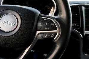 White Jeep Grand Cherokee 2015 in Kretinga, with an engine capacity of 5.65 L and mileage of 164 thousand km for 14499 €, photo 37 on AUTOMOTO.COM.LV