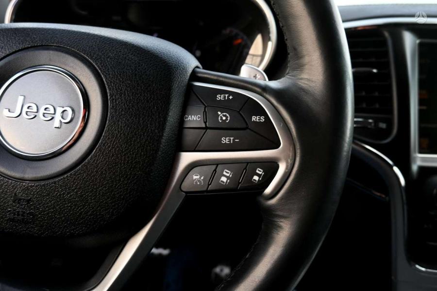 White Jeep Grand Cherokee 2015 in Kretinga, with an engine capacity of 5.65 L and mileage of 164 thousand km for 14499 €, photo 37 on AUTOMOTO.COM.LV