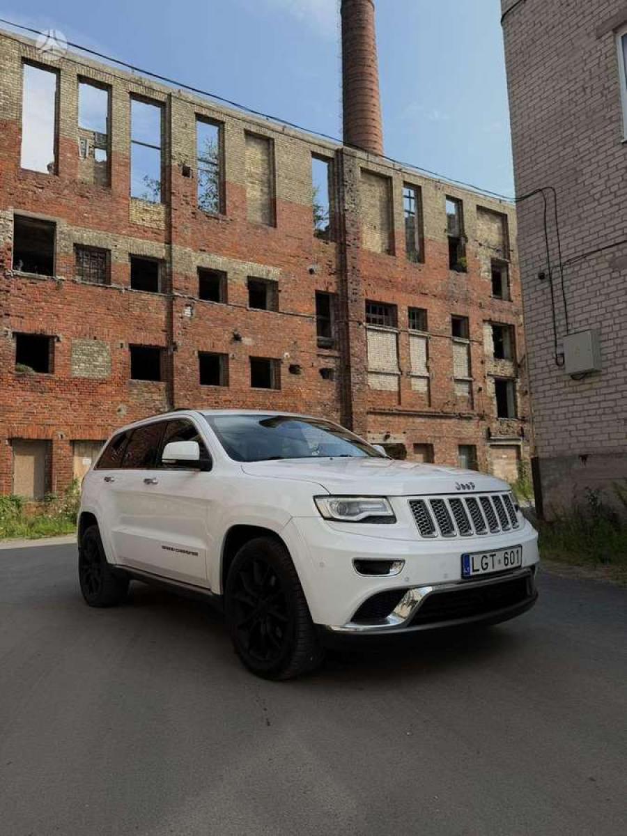 White Jeep Grand Cherokee 2015 in Siauliai, with an engine capacity of 2.99 L and mileage of 258 thousand km for 15800 €, photo 1 on AUTOMOTO.COM.LV