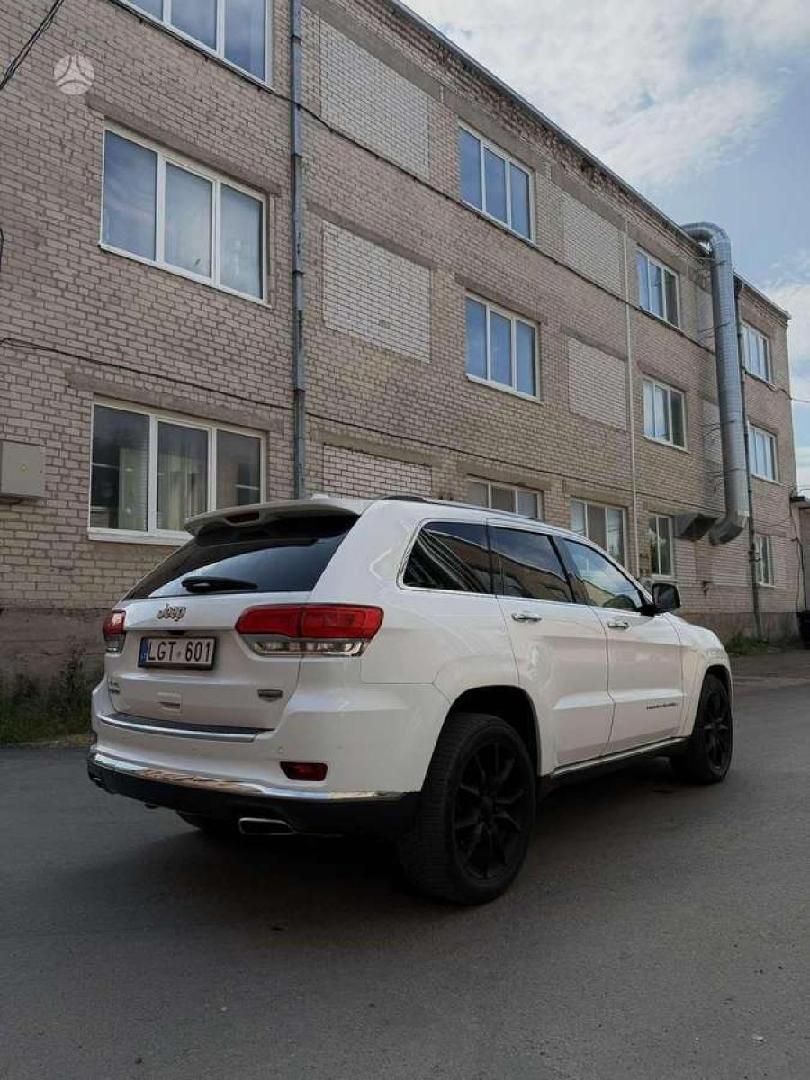 White Jeep Grand Cherokee 2015 in Siauliai, with an engine capacity of 2.99 L and mileage of 258 thousand km for 15800 €, photo 4 on AUTOMOTO.COM.LV