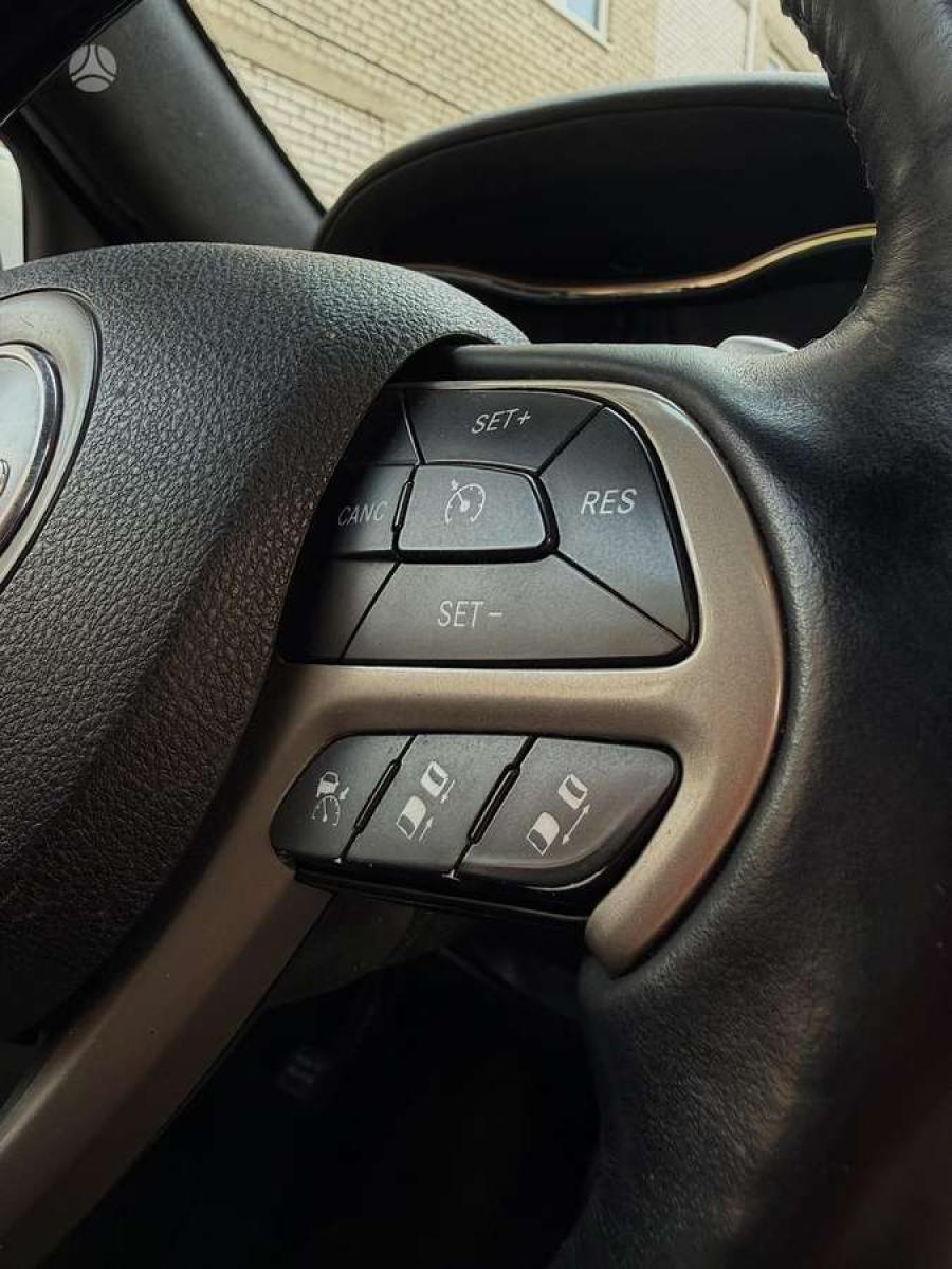 White Jeep Grand Cherokee 2015 in Siauliai, with an engine capacity of 2.99 L and mileage of 258 thousand km for 15800 €, photo 5 on AUTOMOTO.COM.LV