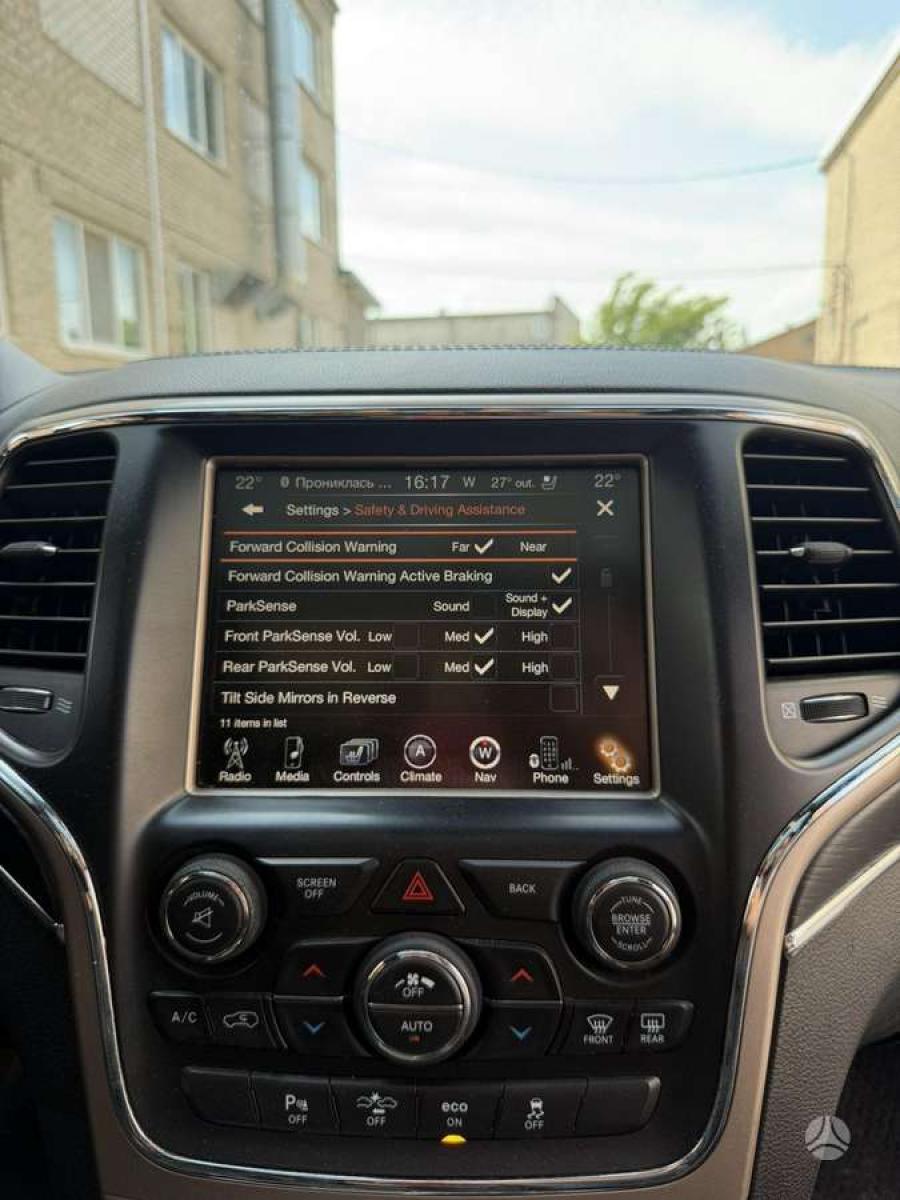 White Jeep Grand Cherokee 2015 in Siauliai, with an engine capacity of 2.99 L and mileage of 258 thousand km for 15800 €, photo 6 on AUTOMOTO.COM.LV