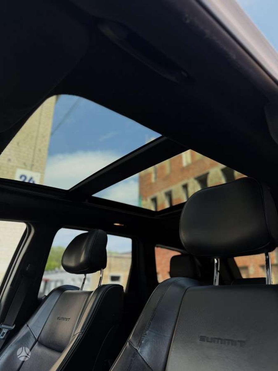 White Jeep Grand Cherokee 2015 in Siauliai, with an engine capacity of 2.99 L and mileage of 258 thousand km for 15800 €, photo 9 on AUTOMOTO.COM.LV