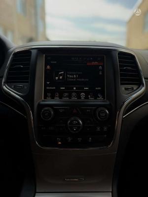 White Jeep Grand Cherokee 2015 in Siauliai, with an engine capacity of 2.99 L and mileage of 258 thousand km for 15800 €, photo 11 on AUTOMOTO.COM.LV