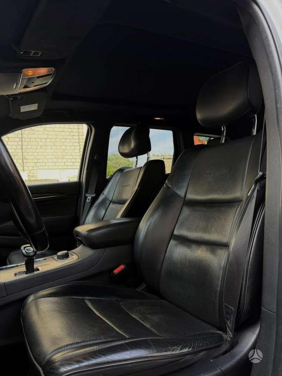 White Jeep Grand Cherokee 2015 in Siauliai, with an engine capacity of 2.99 L and mileage of 258 thousand km for 15800 €, photo 13 on AUTOMOTO.COM.LV