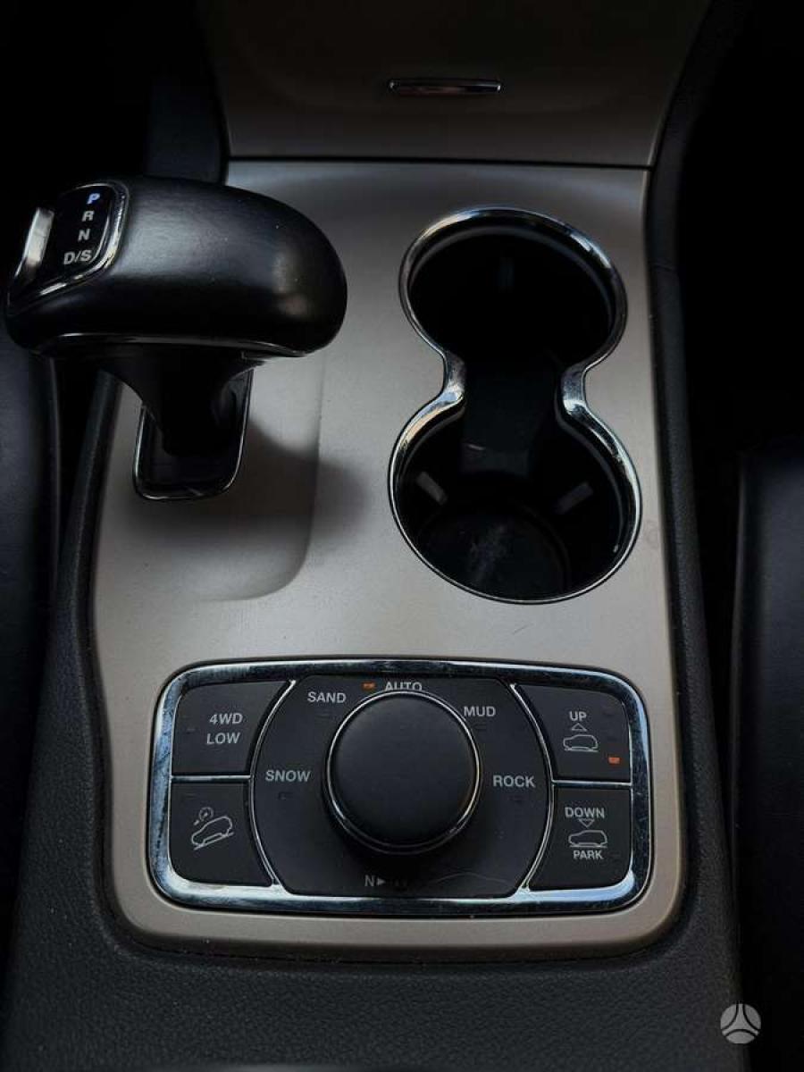 White Jeep Grand Cherokee 2015 in Siauliai, with an engine capacity of 2.99 L and mileage of 258 thousand km for 15800 €, photo 15 on AUTOMOTO.COM.LV