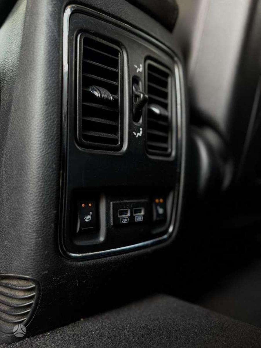 White Jeep Grand Cherokee 2015 in Siauliai, with an engine capacity of 2.99 L and mileage of 258 thousand km for 15800 €, photo 17 on AUTOMOTO.COM.LV
