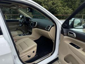 Balts Jeep Grand Cherokee 2015 Viļņa, ar dzinēja tilpumu 3.60 L un nobraukumu 273 tūkst. km par 13400 €, foto 17 vietnē AUTOMOTO.COM.LV