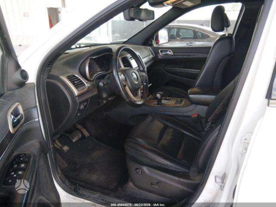 White Jeep Grand Cherokee 2015 in Klaipeda, with an engine capacity of 3.60 L and mileage of 207 thousand km for 8000 €, photo 6 on AUTOMOTO.COM.LV