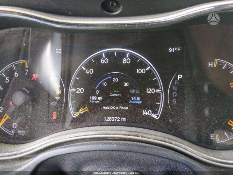 White Jeep Grand Cherokee 2015 in Klaipeda, with an engine capacity of 3.60 L and mileage of 207 thousand km for 8000 €, photo 8 on AUTOMOTO.COM.LV