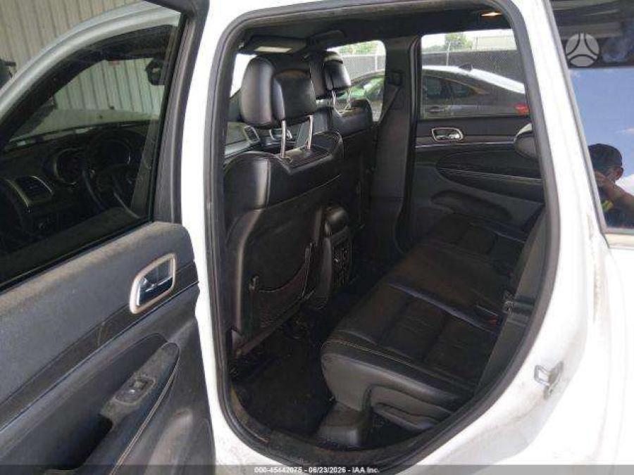 White Jeep Grand Cherokee 2015 in Klaipeda, with an engine capacity of 3.60 L and mileage of 207 thousand km for 8000 €, photo 9 on AUTOMOTO.COM.LV