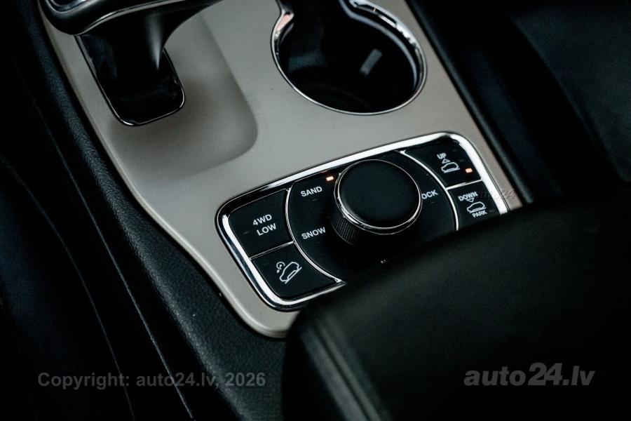 Balts Jeep Grand Cherokee 2015 Pērnava, ar dzinēja tilpumu 3.00 L un nobraukumu 223 tūkst. km par 16490 €, foto 22 vietnē AUTOMOTO.COM.LV