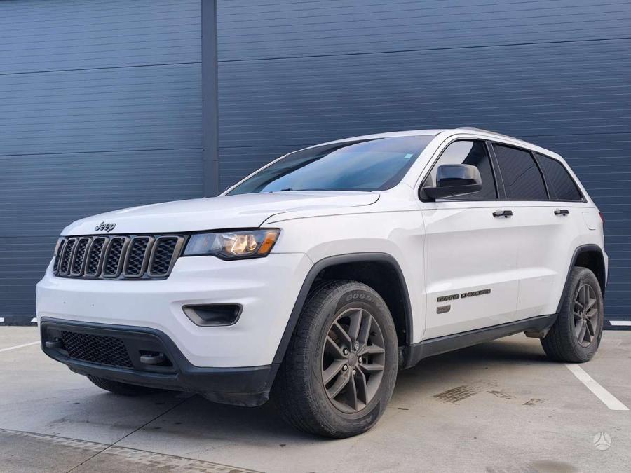 White Jeep Grand Cherokee 2016 in Klaipeda, with an engine capacity of 3.60 L and mileage of 218 thousand km for 12200 €, photo 1 on AUTOMOTO.COM.LV