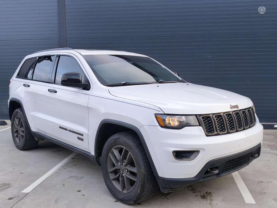 White Jeep Grand Cherokee 2016 in Klaipeda, with an engine capacity of 3.60 L and mileage of 218 thousand km for 12200 €, photo 2 on AUTOMOTO.COM.LV