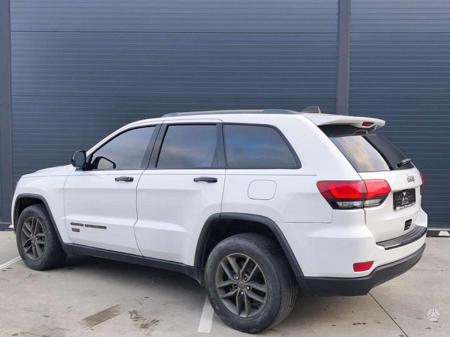 White Jeep Grand Cherokee 2016 in Klaipeda, with an engine capacity of 3.60 L and mileage of 218 thousand km for 12200 €, photo 7 on AUTOMOTO.COM.LV