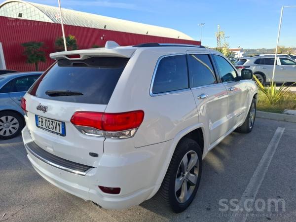 White Jeep Grand Cherokee 2016 in Riga, with an engine capacity of 3.00 L and mileage of 0 thousand km for 15770 €, photo 2 on AUTOMOTO.COM.LV
