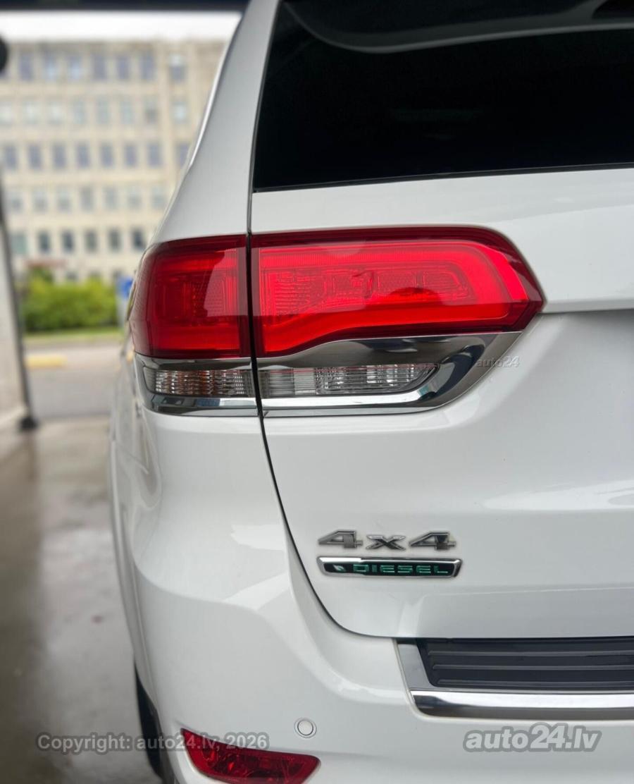 White Jeep Grand Cherokee 2016 in Tallinn, with an engine capacity of 3.00 L and mileage of 175 thousand km for 17700 €, photo 8 on AUTOMOTO.COM.LV