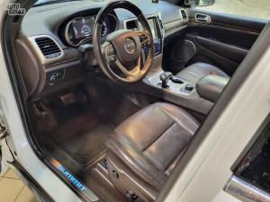 White Jeep Grand Cherokee 2016 in Vilnius, with an engine capacity of 3.00 L and mileage of 119 thousand km for 14990 €, photo 18 on AUTOMOTO.COM.LV