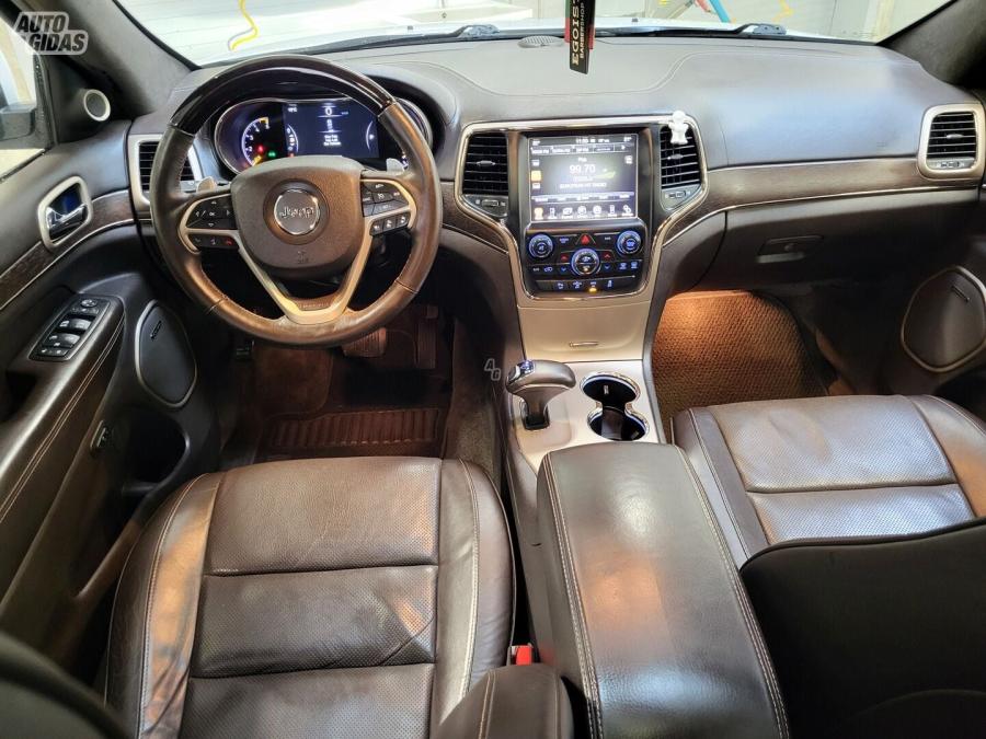 White Jeep Grand Cherokee 2016 in Vilnius, with an engine capacity of 3.00 L and mileage of 119 thousand km for 14990 €, photo 19 on AUTOMOTO.COM.LV