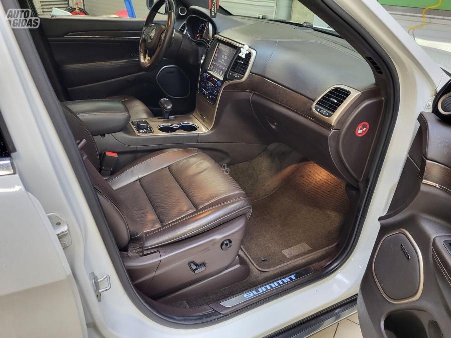 White Jeep Grand Cherokee 2016 in Vilnius, with an engine capacity of 3.00 L and mileage of 119 thousand km for 14990 €, photo 20 on AUTOMOTO.COM.LV