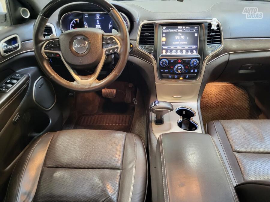 White Jeep Grand Cherokee 2016 in Vilnius, with an engine capacity of 3.00 L and mileage of 119 thousand km for 14990 €, photo 21 on AUTOMOTO.COM.LV