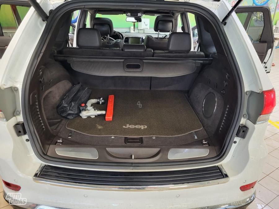White Jeep Grand Cherokee 2016 in Vilnius, with an engine capacity of 3.00 L and mileage of 119 thousand km for 14990 €, photo 31 on AUTOMOTO.COM.LV