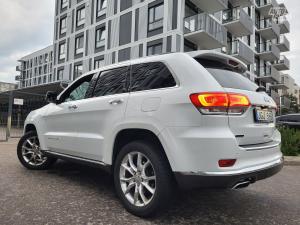 White Jeep Grand Cherokee 2016 in Vilnius, with an engine capacity of 3.00 L and mileage of 119 thousand km for 14990 €, photo 17 on AUTOMOTO.COM.LV