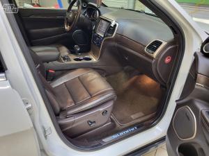 White Jeep Grand Cherokee 2016 in Vilnius, with an engine capacity of 3.00 L and mileage of 119 thousand km for 14990 €, photo 20 on AUTOMOTO.COM.LV