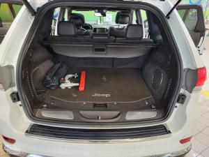 White Jeep Grand Cherokee 2016 in Vilnius, with an engine capacity of 3.00 L and mileage of 119 thousand km for 14990 €, photo 33 on AUTOMOTO.COM.LV