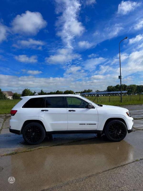 White Jeep Grand Cherokee 2016 in Kaunas, with an engine capacity of 3.60 L and mileage of 250 thousand km for 16500 €, photo 3 on AUTOMOTO.COM.LV