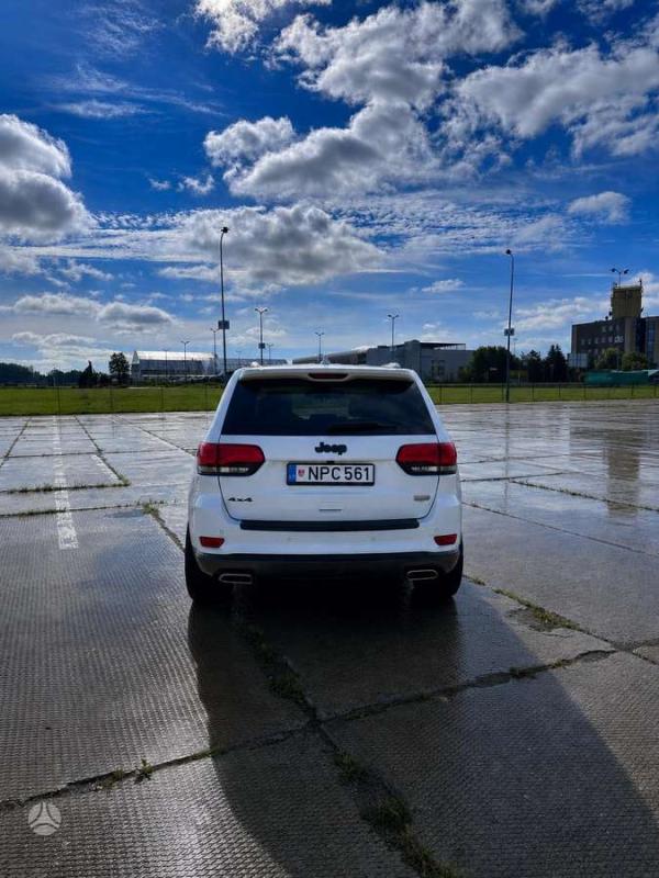 White Jeep Grand Cherokee 2016 in Kaunas, with an engine capacity of 3.60 L and mileage of 250 thousand km for 16500 €, photo 4 on AUTOMOTO.COM.LV