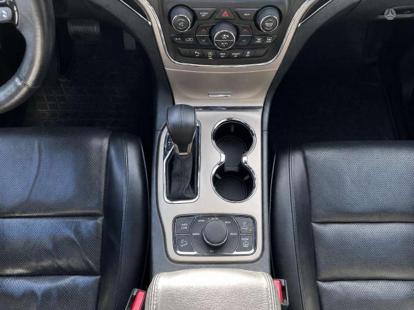White Jeep Grand Cherokee 2016 in Kaunas, with an engine capacity of 3.60 L and mileage of 250 thousand km for 16500 €, photo 6 on AUTOMOTO.COM.LV