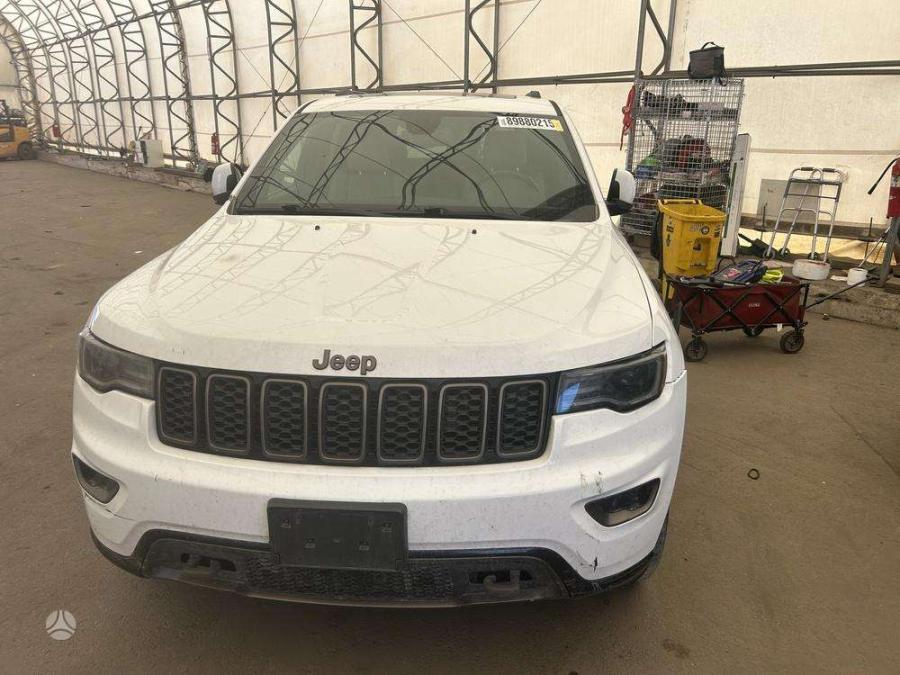 White Jeep Grand Cherokee 2016 in Siauliai, with an engine capacity of 3.60 L and mileage of 276 thousand km for 11555 €, photo 3 on AUTOMOTO.COM.LV