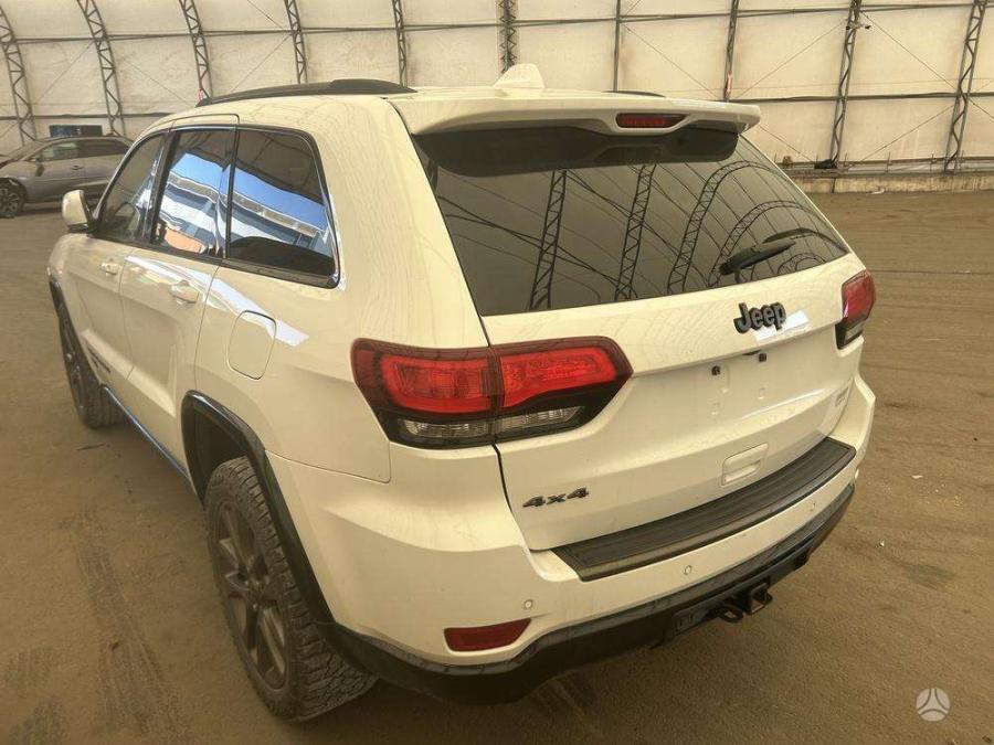 White Jeep Grand Cherokee 2016 in Siauliai, with an engine capacity of 3.60 L and mileage of 276 thousand km for 11555 €, photo 5 on AUTOMOTO.COM.LV