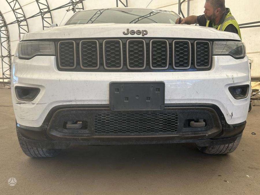 White Jeep Grand Cherokee 2016 in Siauliai, with an engine capacity of 3.60 L and mileage of 276 thousand km for 11555 €, photo 7 on AUTOMOTO.COM.LV