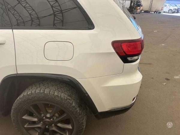 White Jeep Grand Cherokee 2016 in Siauliai, with an engine capacity of 3.60 L and mileage of 276 thousand km for 11555 €, photo 8 on AUTOMOTO.COM.LV
