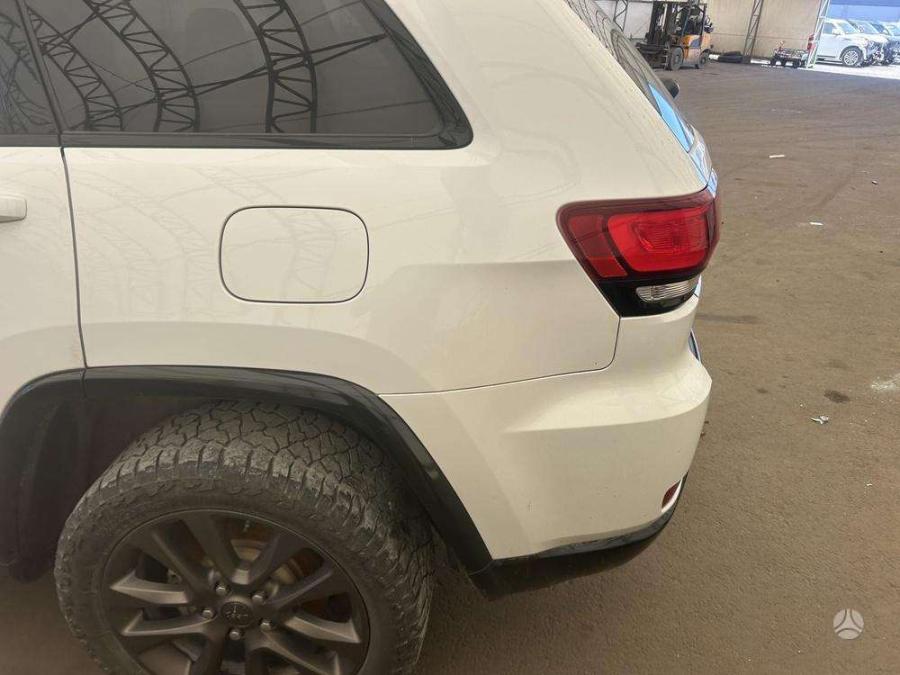 White Jeep Grand Cherokee 2016 in Siauliai, with an engine capacity of 3.60 L and mileage of 276 thousand km for 11555 €, photo 9 on AUTOMOTO.COM.LV