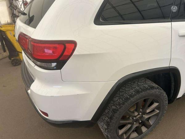 White Jeep Grand Cherokee 2016 in Siauliai, with an engine capacity of 3.60 L and mileage of 276 thousand km for 11555 €, photo 9 on AUTOMOTO.COM.LV