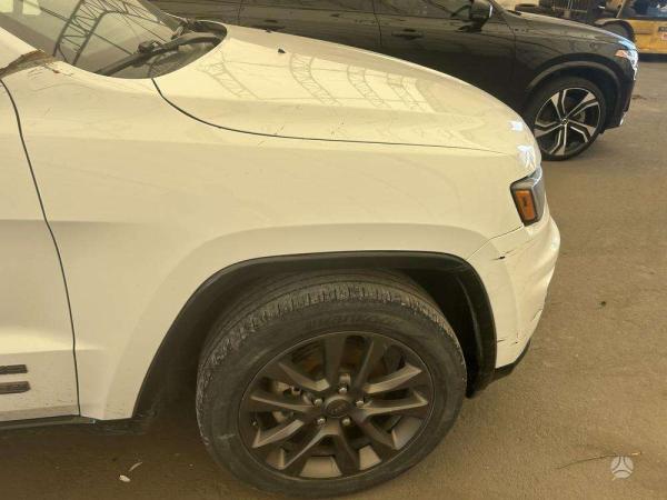 White Jeep Grand Cherokee 2016 in Siauliai, with an engine capacity of 3.60 L and mileage of 276 thousand km for 11555 €, photo 10 on AUTOMOTO.COM.LV
