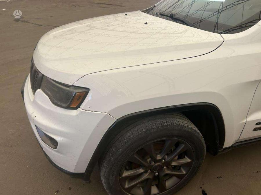 White Jeep Grand Cherokee 2016 in Siauliai, with an engine capacity of 3.60 L and mileage of 276 thousand km for 11555 €, photo 12 on AUTOMOTO.COM.LV