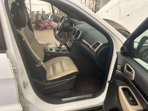 White Jeep Grand Cherokee 2016 in Siauliai, with an engine capacity of 3.60 L and mileage of 276 thousand km for 11555 €, photo 14 on AUTOMOTO.COM.LV