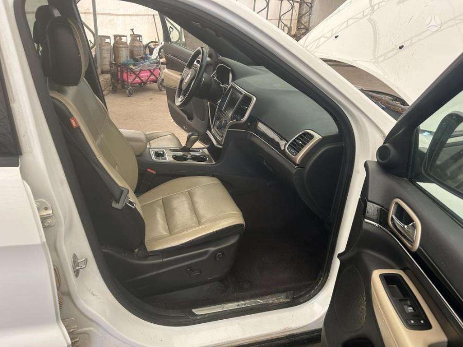 White Jeep Grand Cherokee 2016 in Siauliai, with an engine capacity of 3.60 L and mileage of 276 thousand km for 11555 €, photo 14 on AUTOMOTO.COM.LV