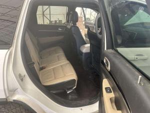 White Jeep Grand Cherokee 2016 in Siauliai, with an engine capacity of 3.60 L and mileage of 276 thousand km for 11555 €, photo 15 on AUTOMOTO.COM.LV