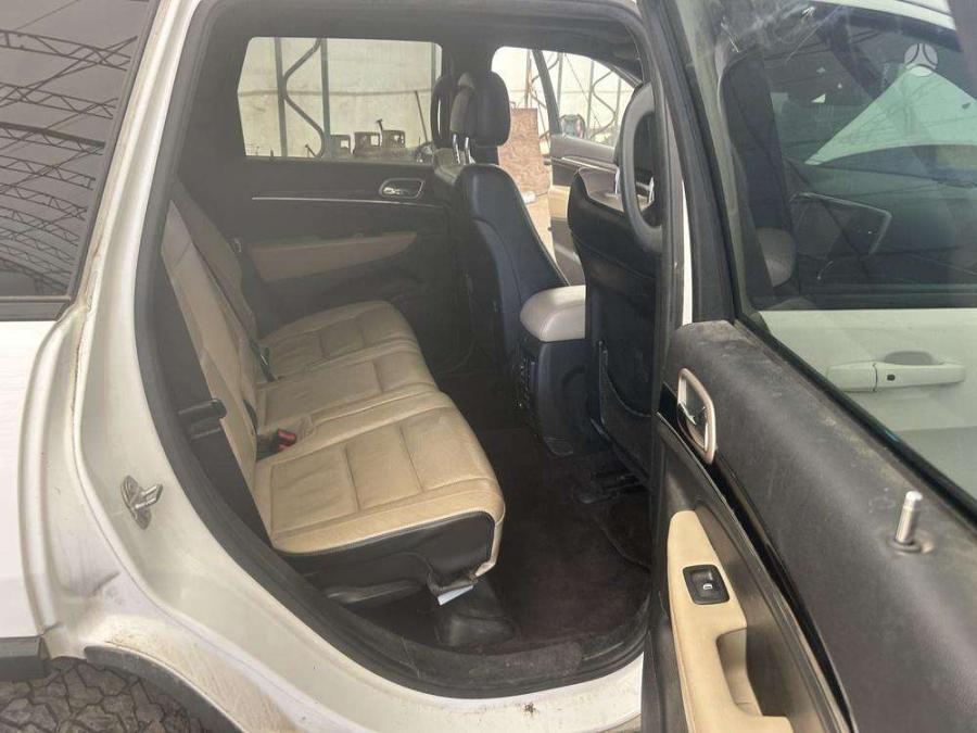 White Jeep Grand Cherokee 2016 in Siauliai, with an engine capacity of 3.60 L and mileage of 276 thousand km for 11555 €, photo 15 on AUTOMOTO.COM.LV