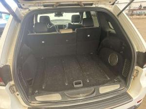 White Jeep Grand Cherokee 2016 in Siauliai, with an engine capacity of 3.60 L and mileage of 276 thousand km for 11555 €, photo 16 on AUTOMOTO.COM.LV