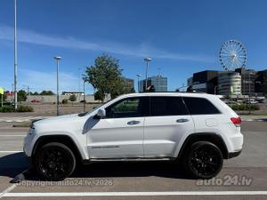 White Jeep Grand Cherokee 2016 in Tallinn, with an engine capacity of 3.00 L and mileage of 0 thousand km for 15000 €, photo 3 on AUTOMOTO.COM.LV