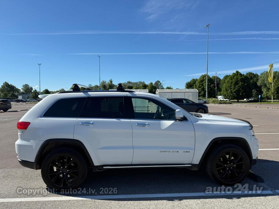 White Jeep Grand Cherokee 2016 in Tallinn, with an engine capacity of 3.00 L and mileage of 0 thousand km for 15000 €, photo 5 on AUTOMOTO.COM.LV