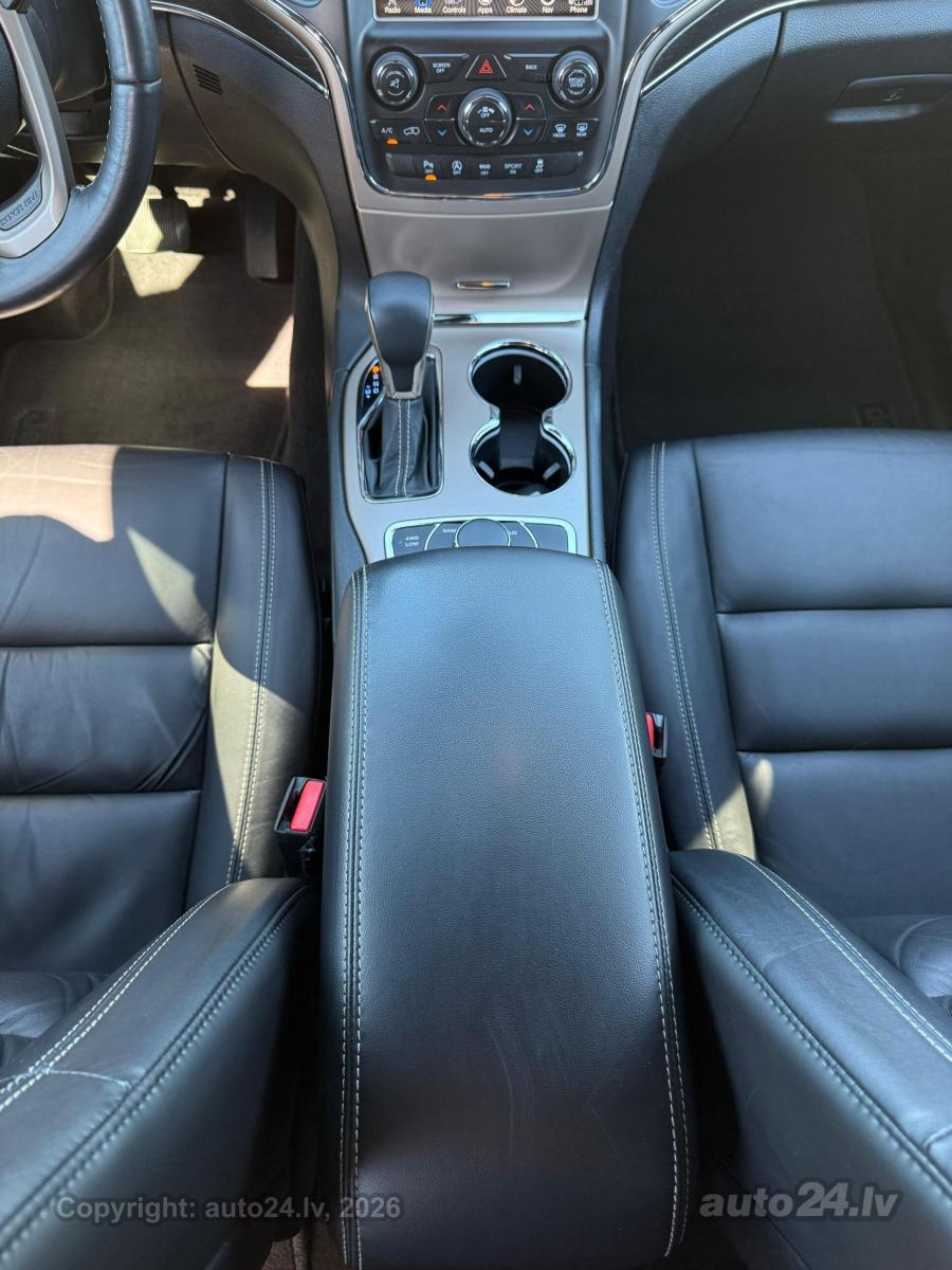 White Jeep Grand Cherokee 2016 in Tallinn, with an engine capacity of 3.00 L and mileage of 0 thousand km for 15000 €, photo 7 on AUTOMOTO.COM.LV